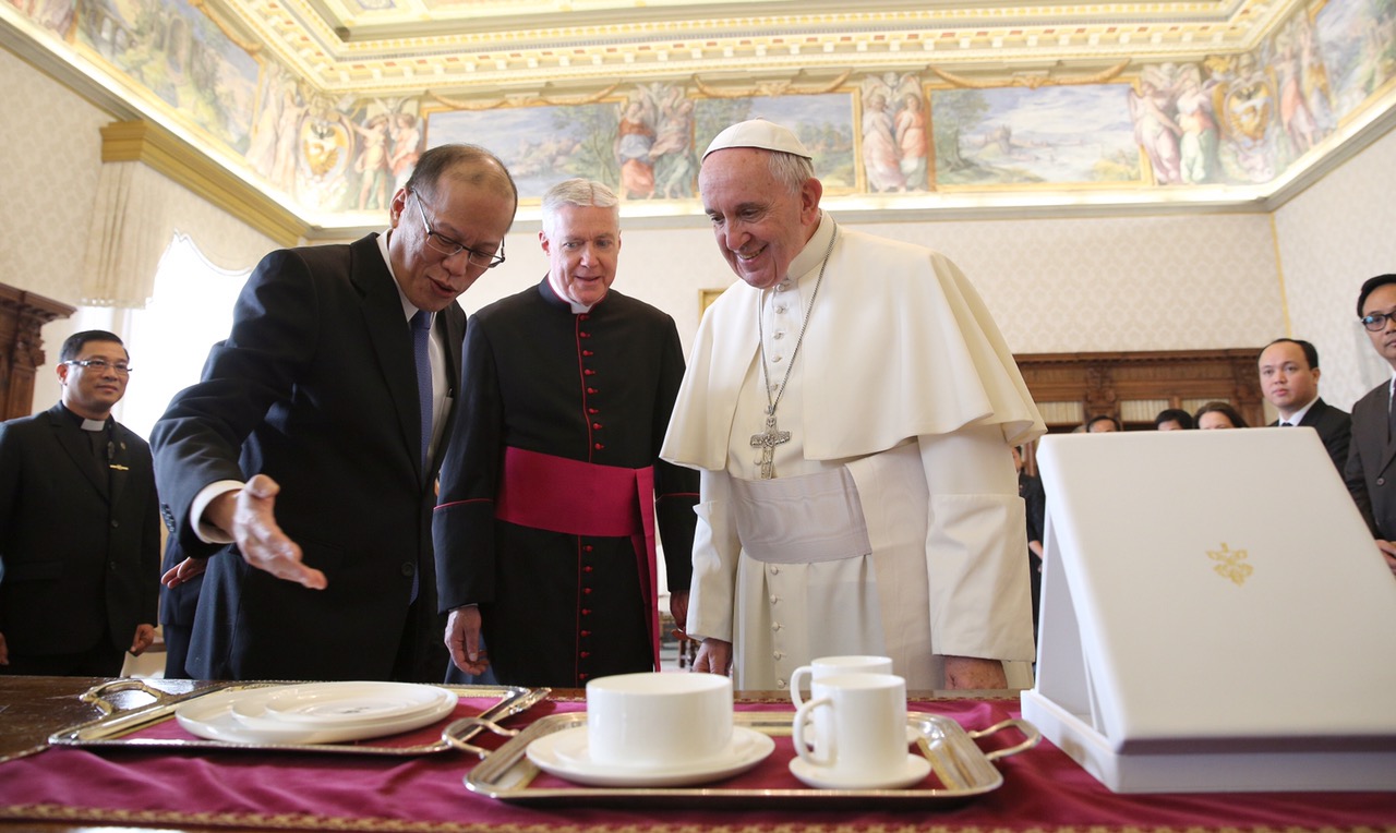 Aquino gave Pope an Ito Kish dinner set, not tea set | Global News