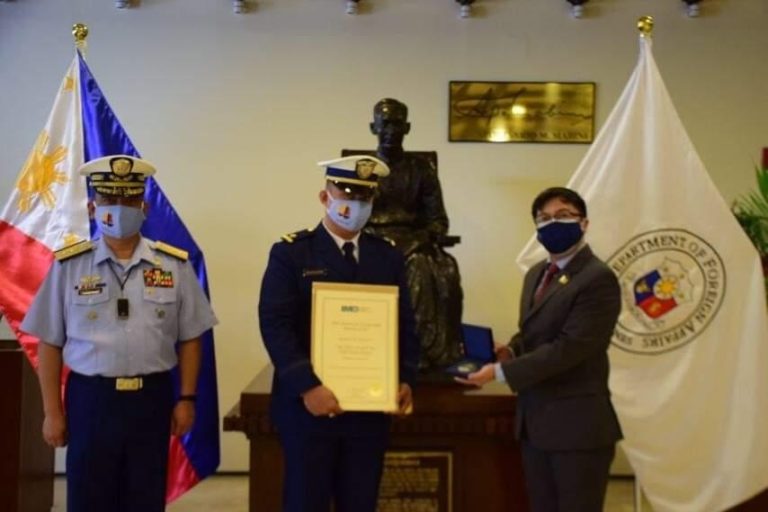 Boholano coast guard is 1st Filipino to get UN agency award for bravery ...