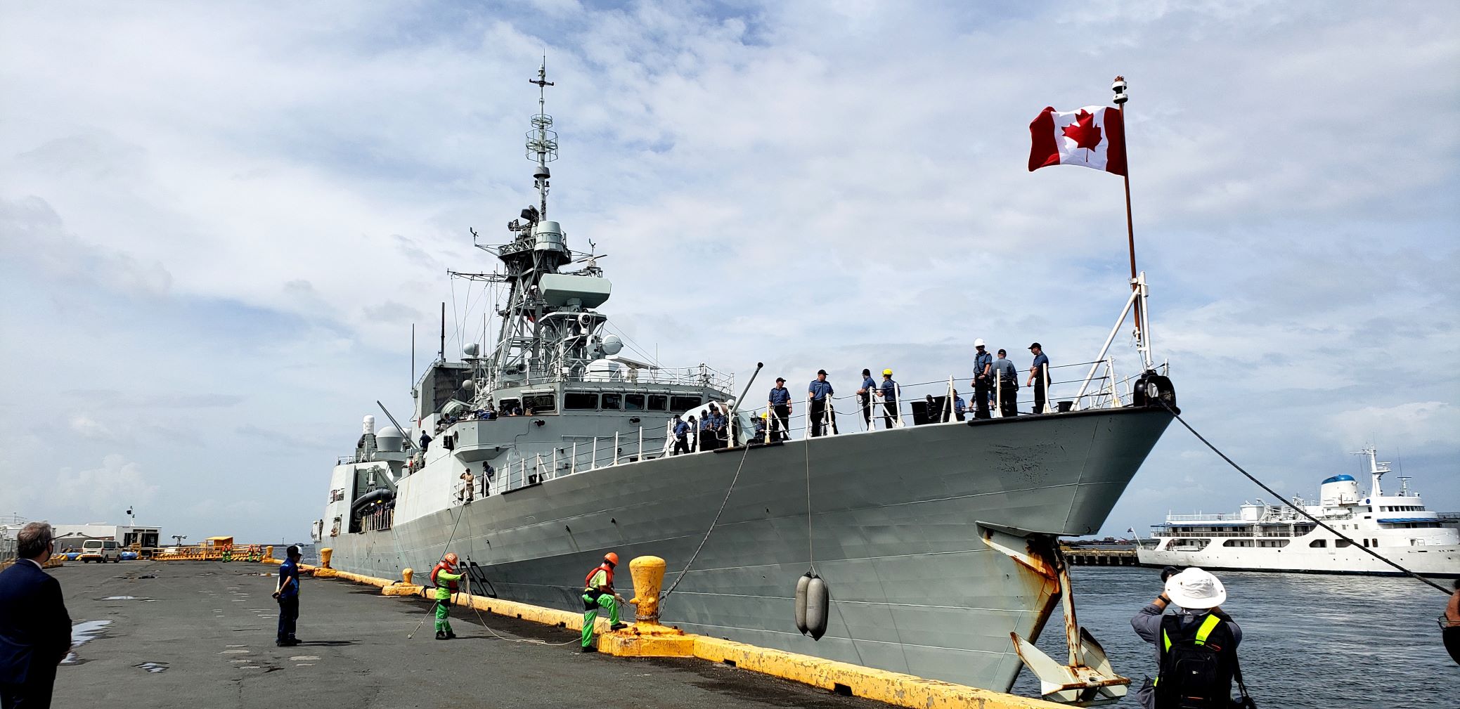 Canadian navy ship makes port call in Manila | Global News