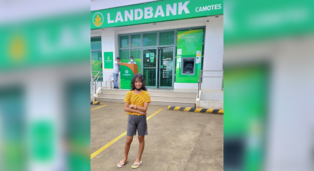 Cebu student opens LANDBANK account with one peso | Global News