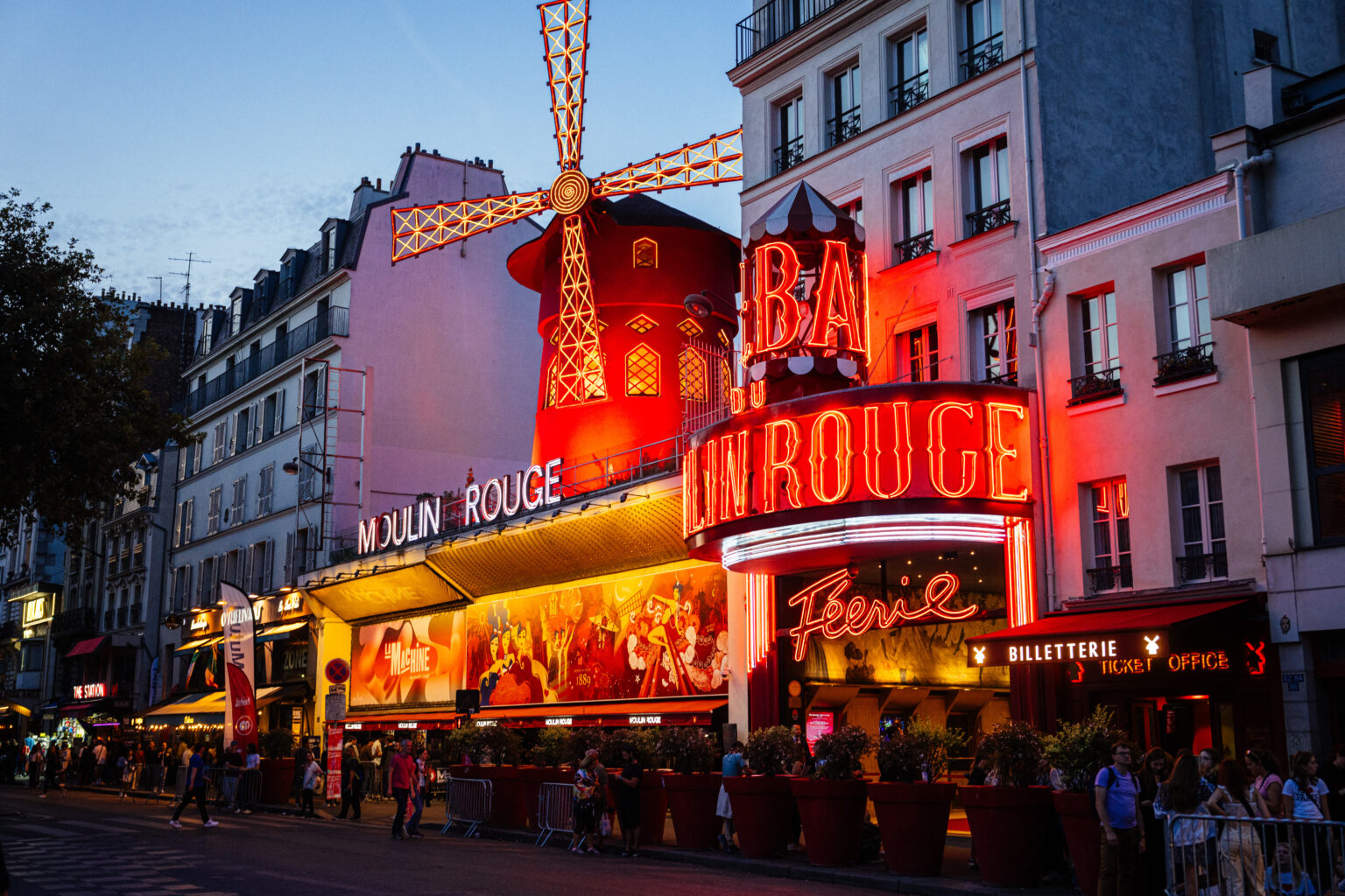 Blades of Paris landmark Moulin Rouge windmill collapse