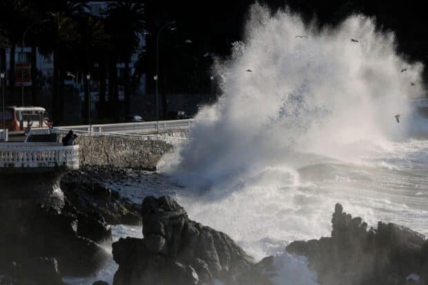 Three dead as massive waves slam Peru, Ecuador and Chile