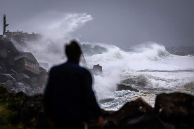 Australia readies as cyclone veers towards eastern coast