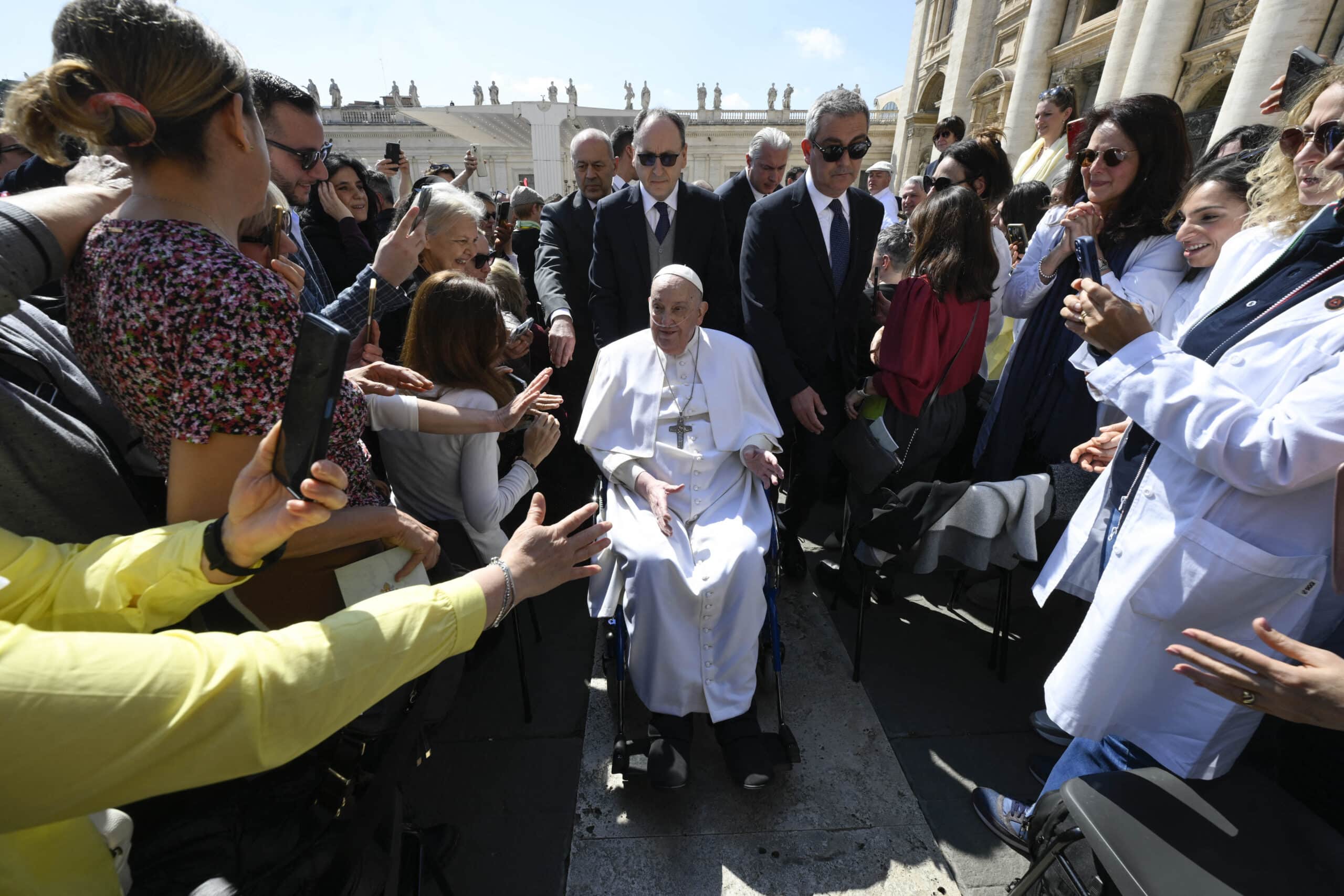 Recovering Pope surprises crowd at Vatican square