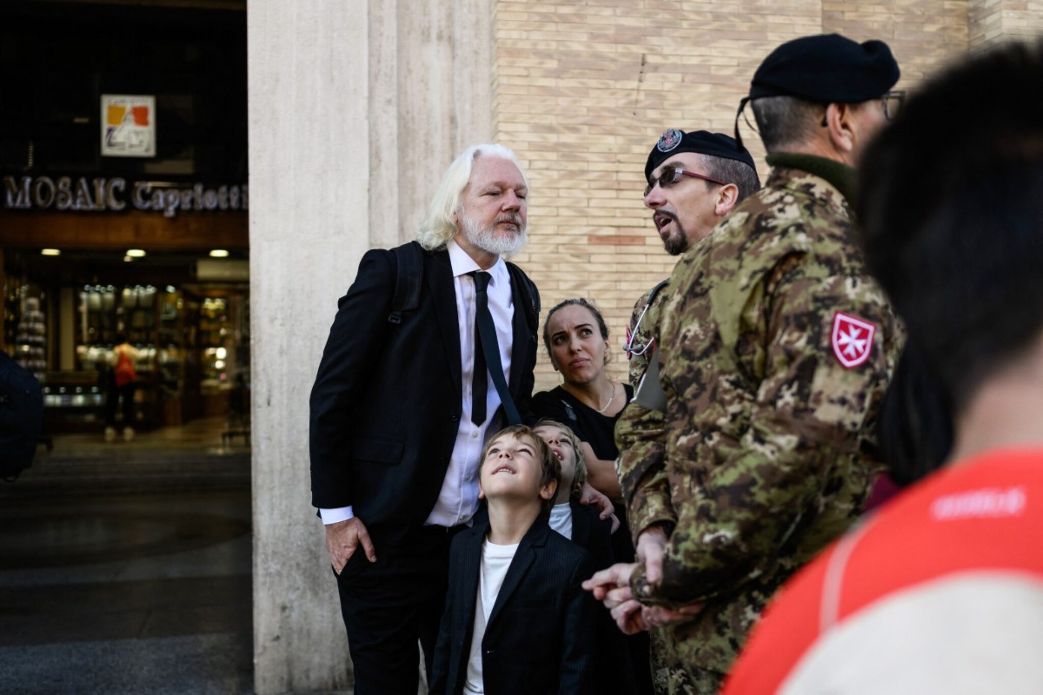 Wikileaks founder Assange joins crowds for Pope Francis' funeral