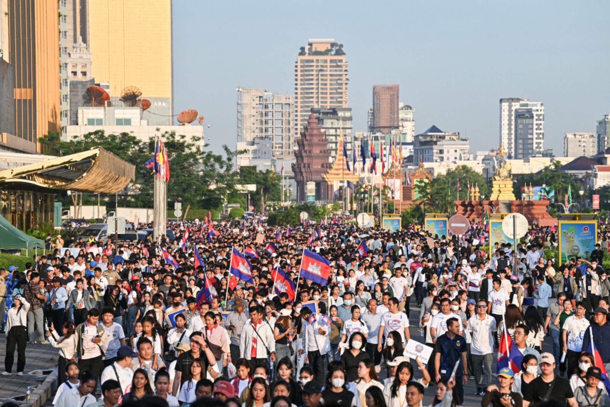 Cambodia musters support from huge crowds in Thai border row