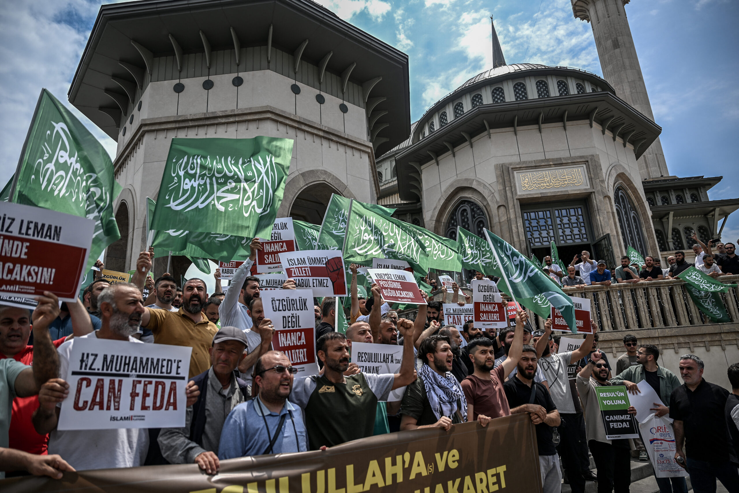 Istanbul sees protests as magazine sparks 'Charlie Hebdo' outrage