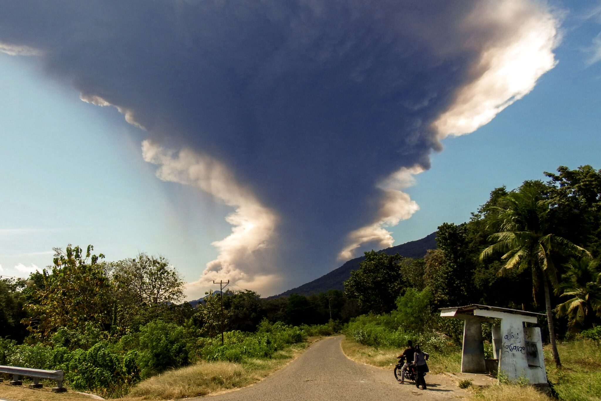 Bali flights nixed after huge Indonesia volcano eruption