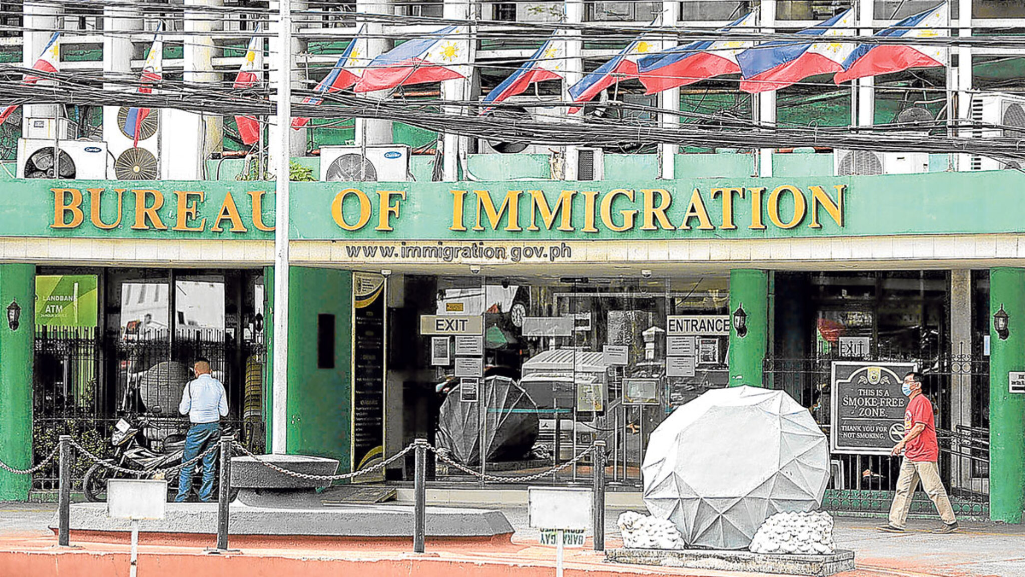 BI launches nationwide manhunt for 2 Korean fugitives