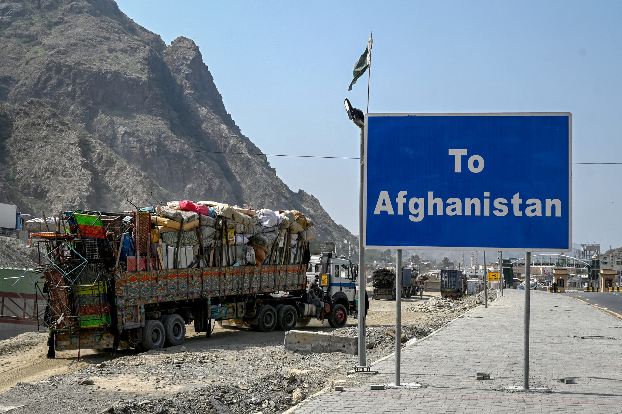 Afghanistan attacks Pakistani border posts