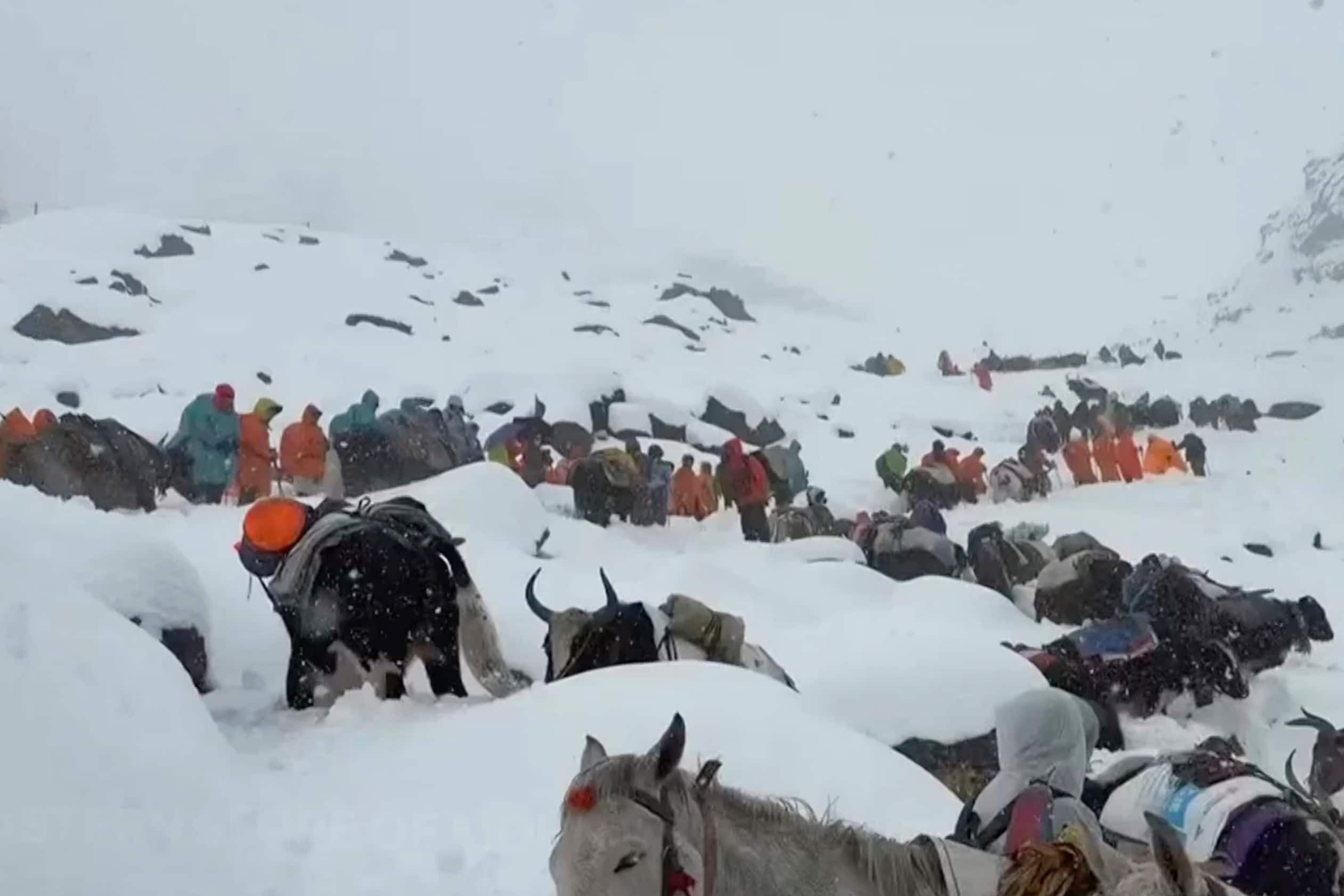 Hundreds of Mount Everest hikers trapped in snowstorm