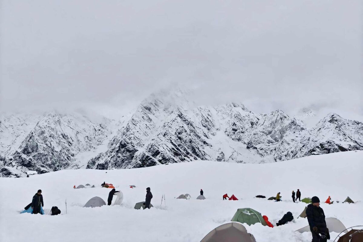 Remaining stranded hikers rescued near Everest