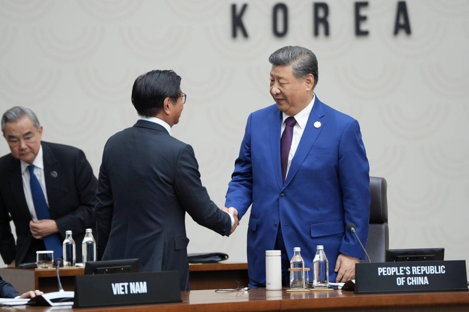 Amid sea row, Marcos extends hand to Xi