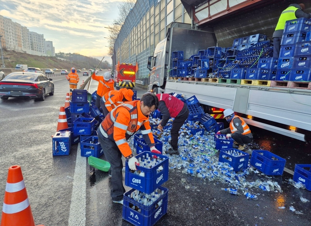 Beer truck spills hundreds of boxes on S. Korean expressway