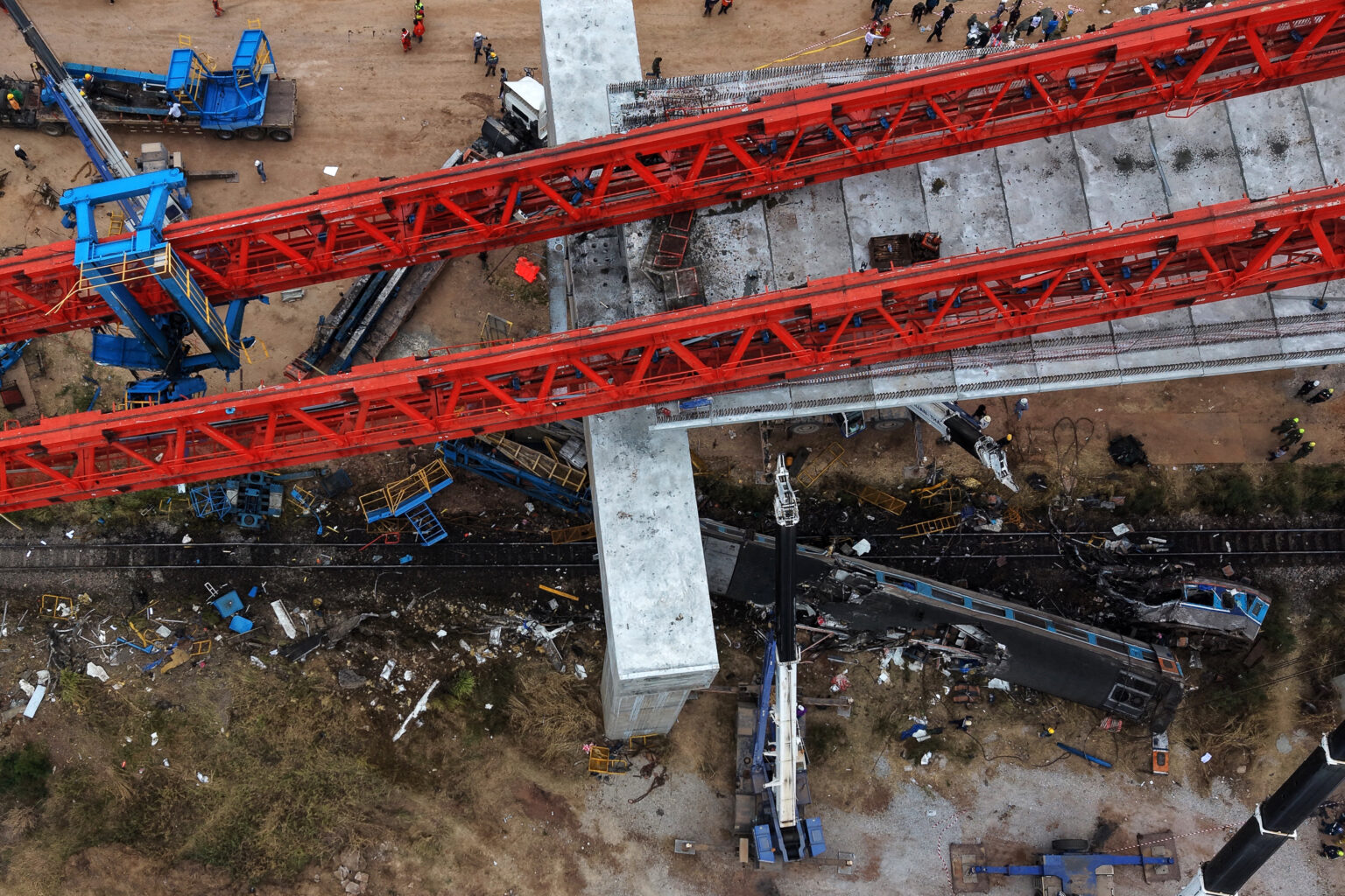 Thailand crane collapses onto train, killing 32